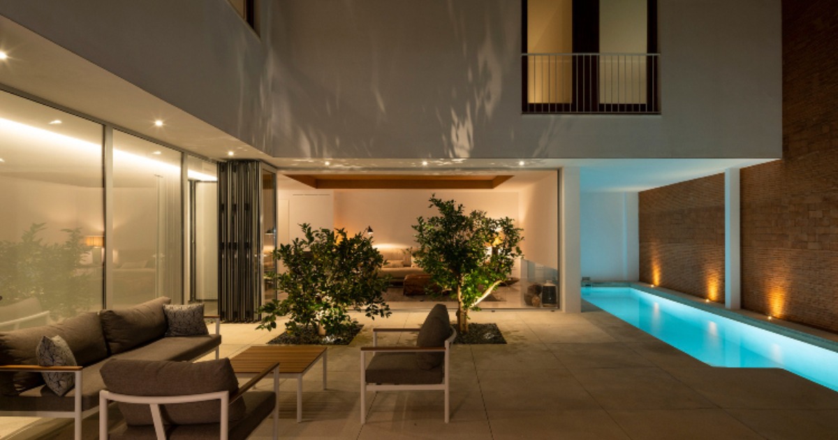 Zavirite u rezidenciju u obliku slova U na uskoj parceli u južnoj Španiji